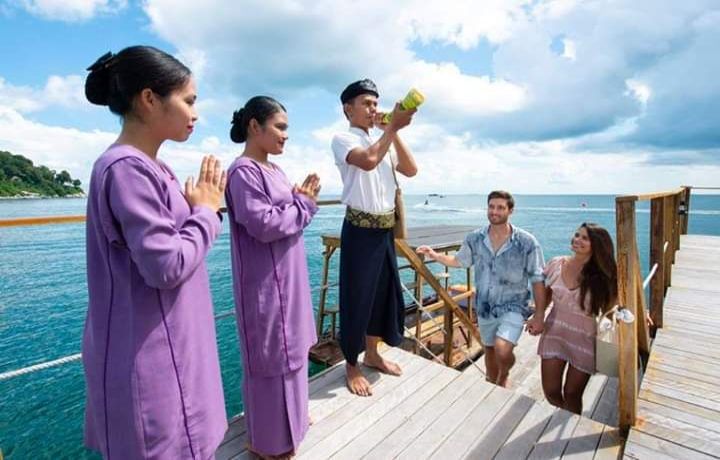 Begini Sensasi Menginap di Villa di Atas Laut - GenPI.co